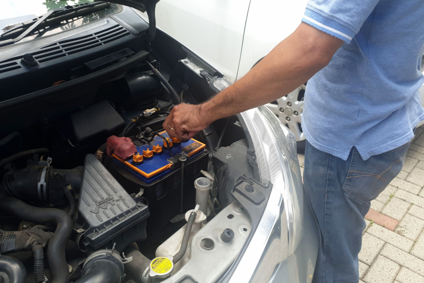 The Right and Safe Way to Jump Start a Car Battery for Beginners ...
